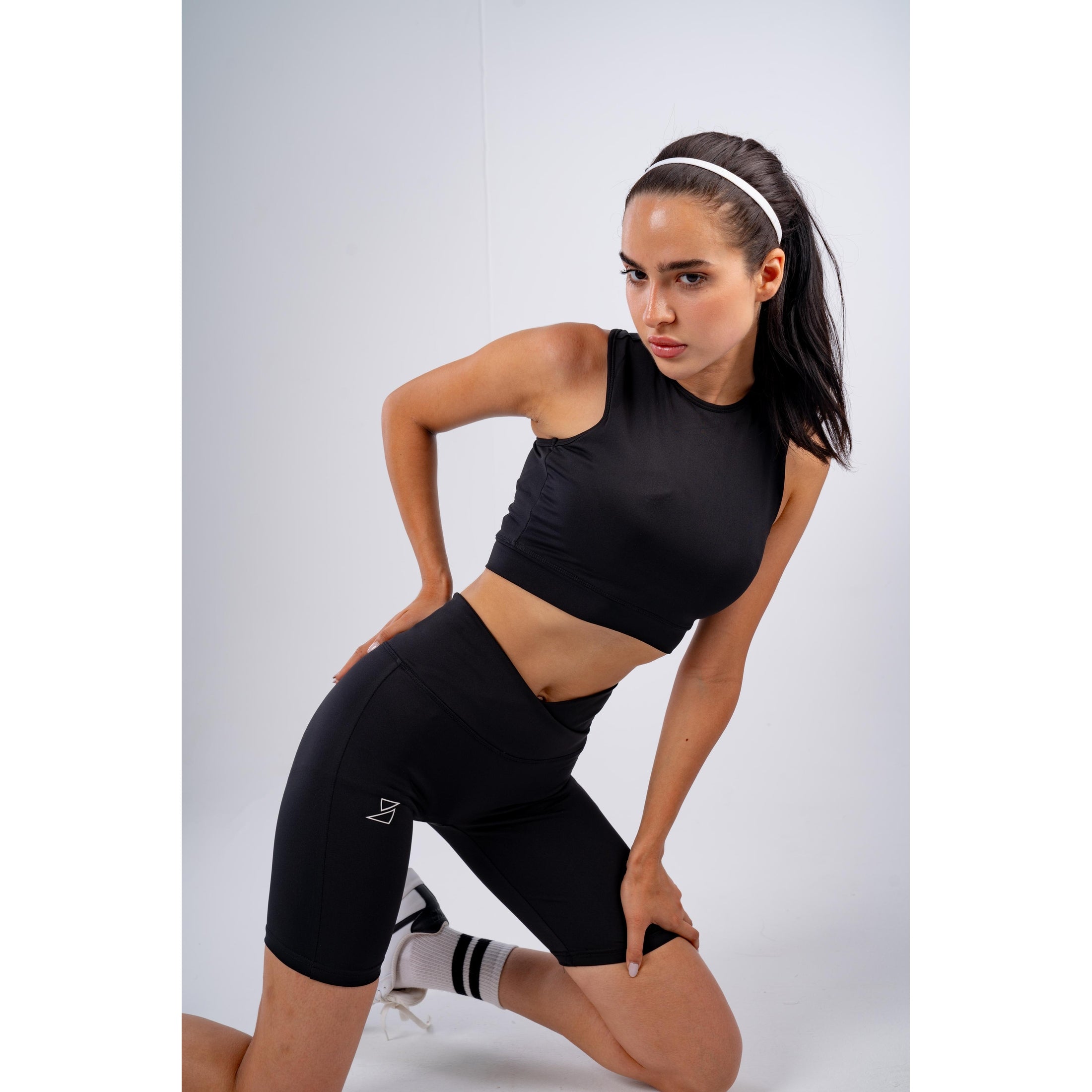 SEAMLESS HIGH NECK BRA IN BLACK – Sporty Pro